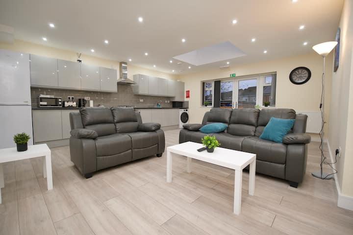 Spacious 4bed Coventry Home With Parking & Garden - Coventry