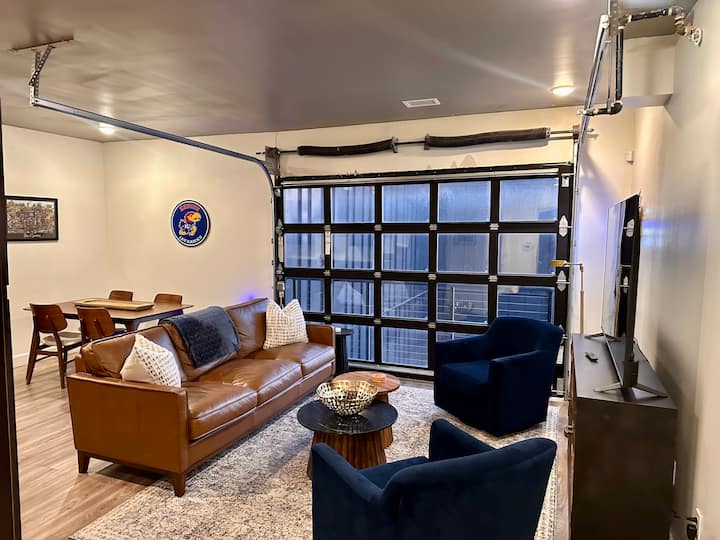 Chic Downtown Loft -Cool, Contemporary Studio Stay - Lawrence, KS