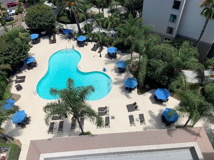 Deluxe King Getaway Near Disneyland! Pet-friendly - Anaheim, CA