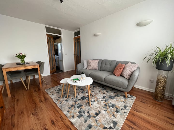 Bright & Welcoming 2-bed | Balcony | Zone 2 - Londres