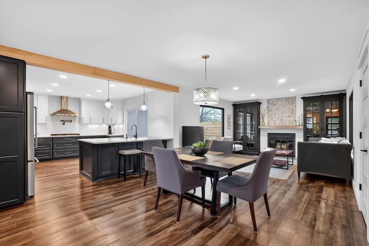 Luxury Furnished Townhome - Hudson, OH