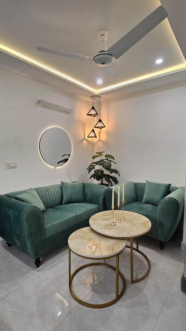 Deluxe 1bhk | Mm Alam | Central Gulberg| Pool - Lahore