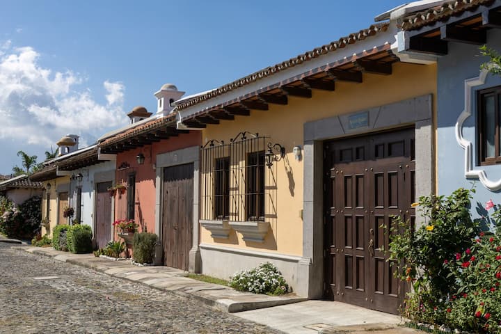 Entre Volcanes - Antigua Guatemala