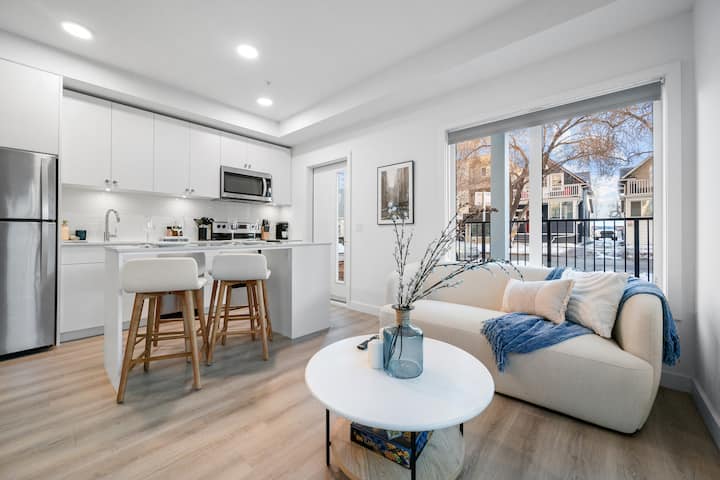 King Bed | Mins To Saddledome | Cgy Tower Views - Canada