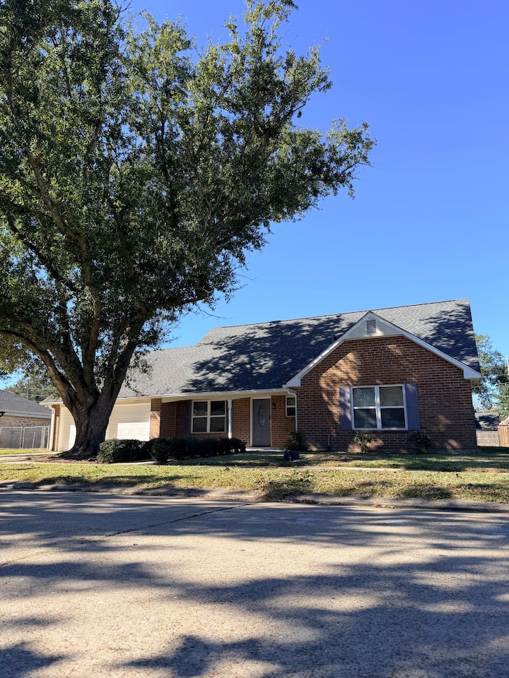 Cozy 4br W Yard & Garage | 5 Min To I-10 - Lake Maurepas, LA