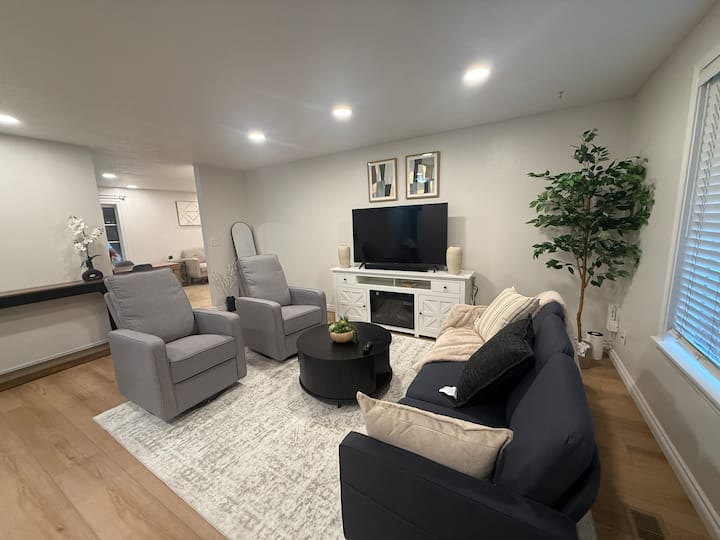 Modern 5br Home In Portland, Lake Oswego & Tigard - Beaverton, OR