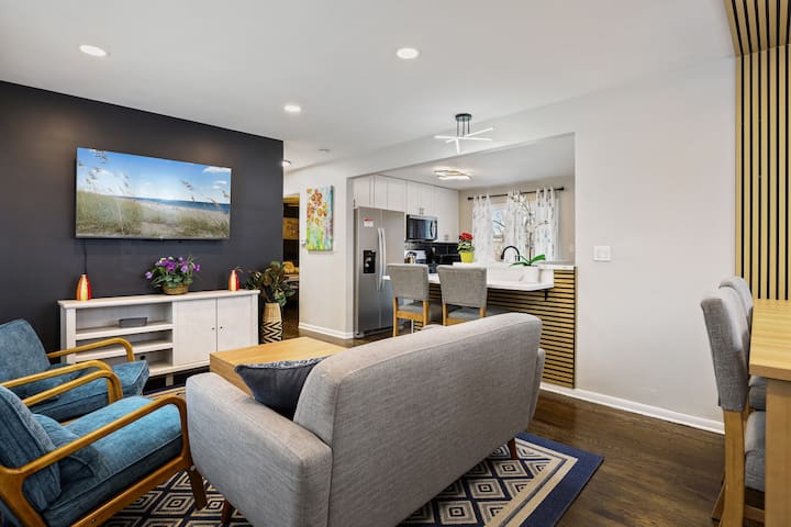 A+: 4br-3bth Spacious Home W/ 2 Living Rooms - Elmhurst, IL