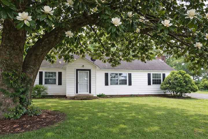 Spacious 4br • Walk To Campus, Play & Gather Here - Cleveland, TN