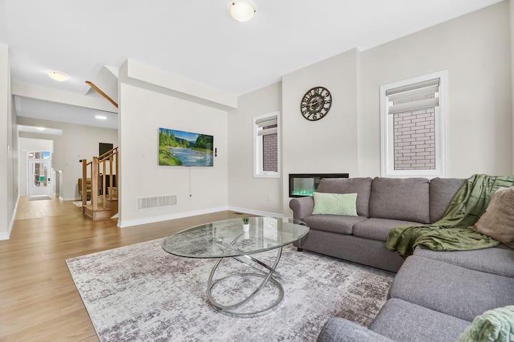 Emerald Dream: Modern Gem 9b/3.5b,kitchen, Parking - Pickering