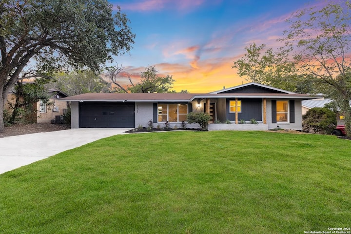 Mid-century Retreat - Central Satx - Hill Country Village, TX