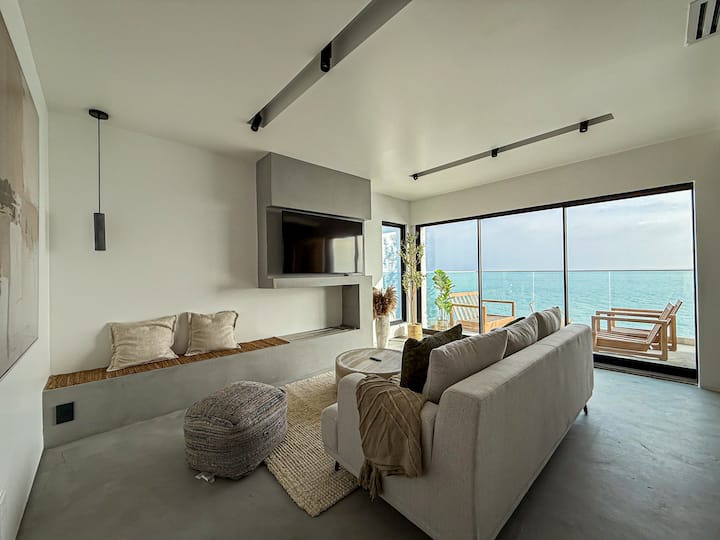 Rare Beachfront Gem: Walk Directly To The Water-ul - Malibu, CA