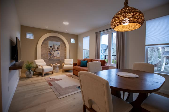 Sunlit Mediterranean Stay - Suite 201 - Parksville