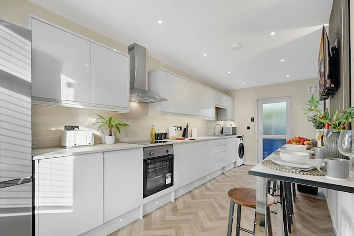 February Long Stay Availability | 5 Bedroom House - Norwich