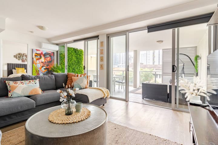 Artist-style Retreat With Large Balcony & Parking - South Brisbane Station