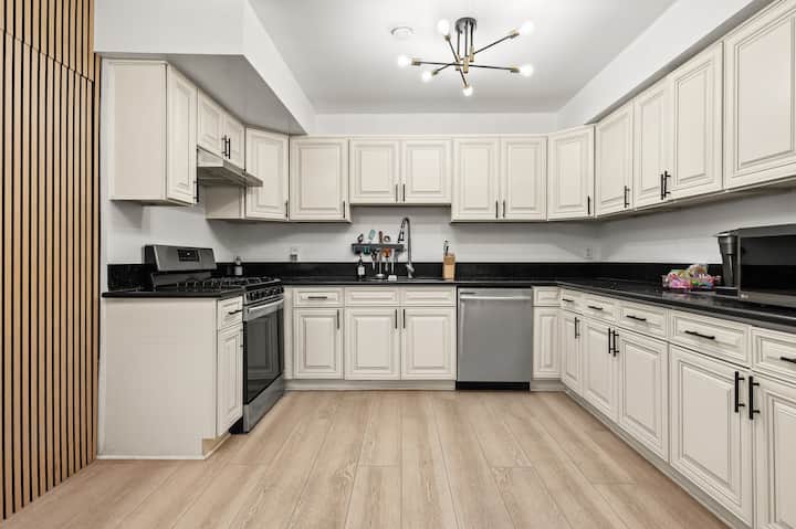 靠近市区和景点 蒙特利公园整套九个卧室12张床 最多可以住20个人 适合家庭亲戚朋友旅游出行聚会 - Downey, CA