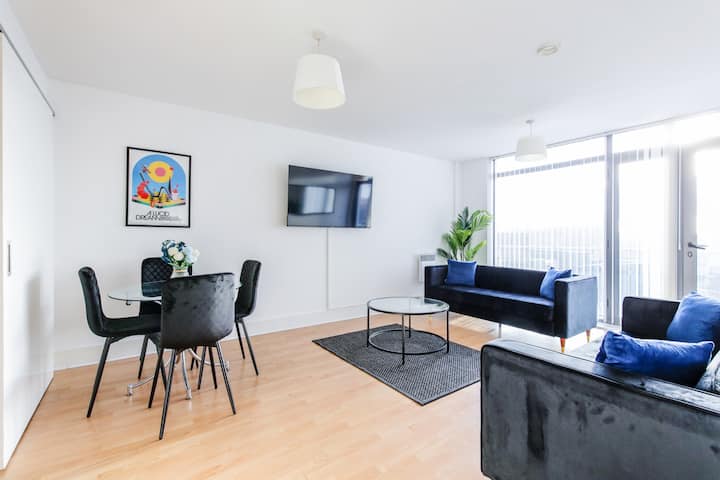 Stylish City Centre Apartment W/ Balcony - Liverpool