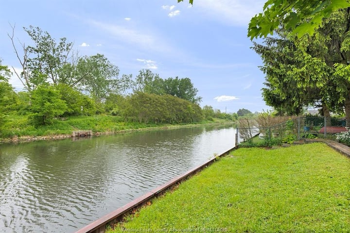 Cozy Little River Home - Windsor, ON, Canada