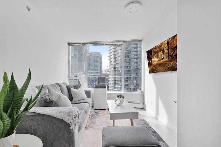 Downtown Vancouver | Pool, Gym, Parking, Skytrain - Vancouver