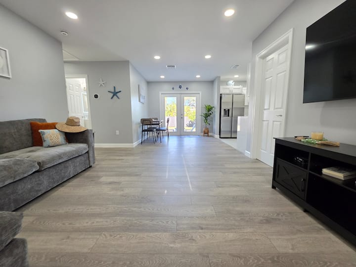 Beach House! 10 Min To Clearwater · Ev Charger - Clearwater, FL
