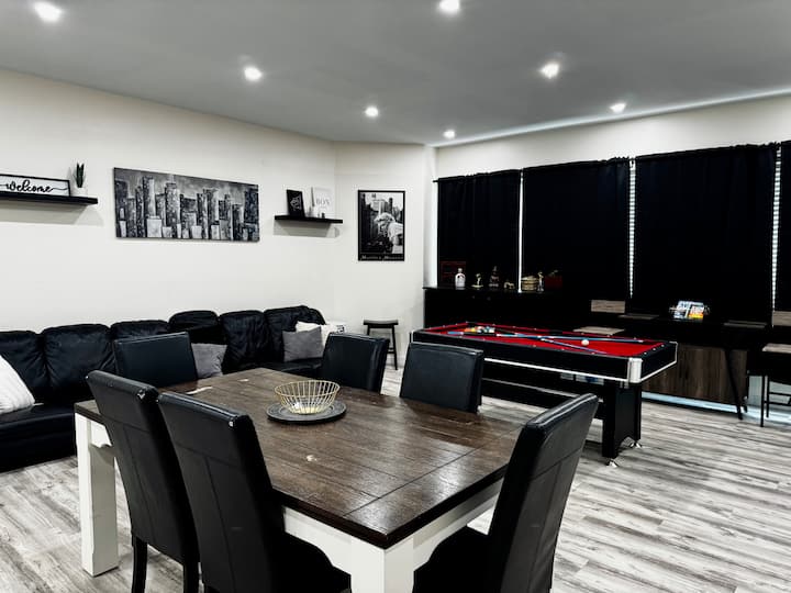 The Ultimate Group Stay| Entire Triplex| Sleeps 20 - Greater Sudbury