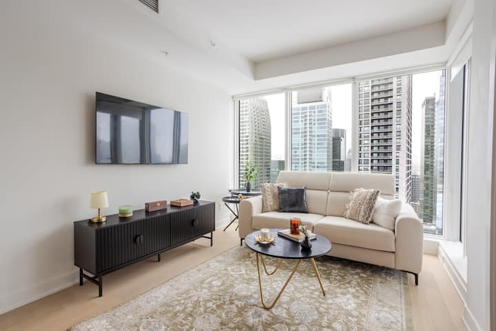 Sleek Modern Condo Above Downtown Montreal - Montreal