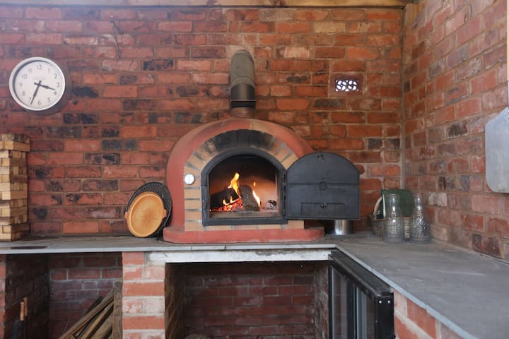 Rushmoor Retreat, Cosy With Outdoor Pizza Oven - United Kingdom