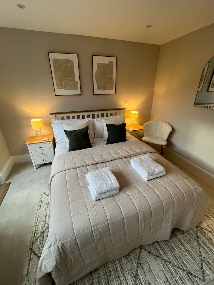 Hound Hideaway-stylish 2br, Dog-friendly, Parking - Broadway