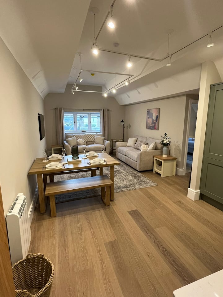 Tower View – Bright And Modern Stay With Parking - Broadway