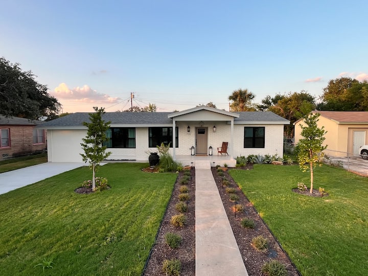 Chic Mid-century Retreat In The Heart Of Mcallen - McAllen