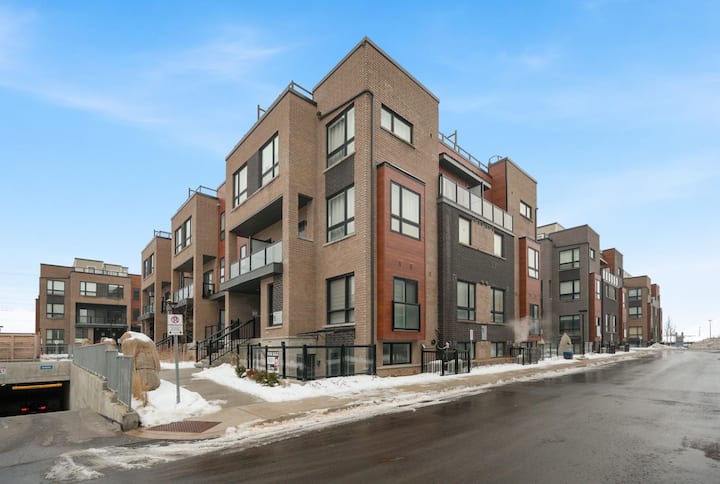 Beautifully Designed 1-br Condo Townhome - Newmarket