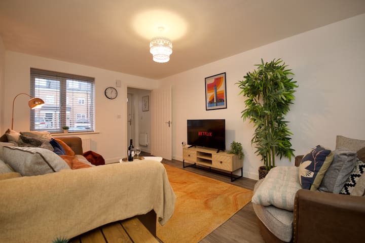 Stylish 3bed Oasis With Driveway Parking & Prime - Coventry