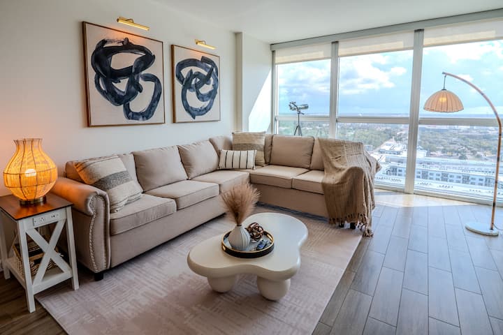 Skyline Serenity | City Views, Pool, Hot Tub & Gym - 포트마이어스