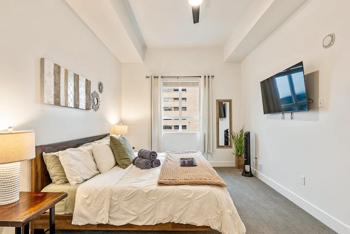 Luxe King Bedroom Apartment | Garage | Pool | Gym - Salt Lake City, UT