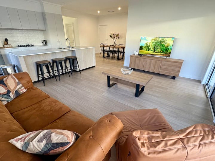 Immaculate Modern Living With All The Comforts - Wagga Wagga