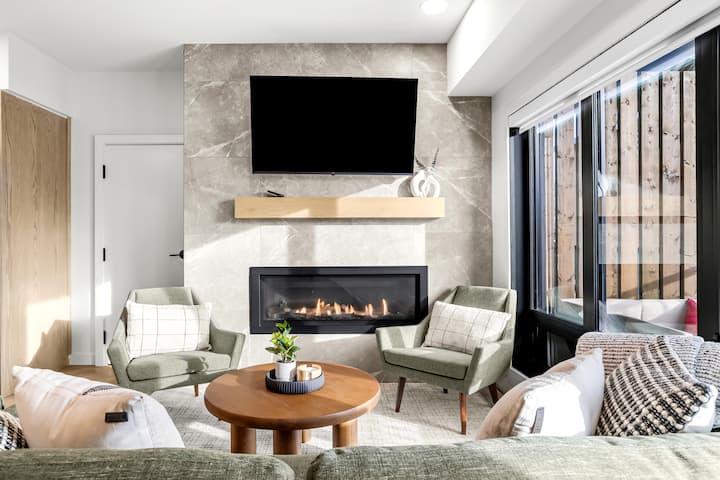 Modern Rocky Mtn Stay | Sleeps 8 W/ Pool + Hottub! - Alberta