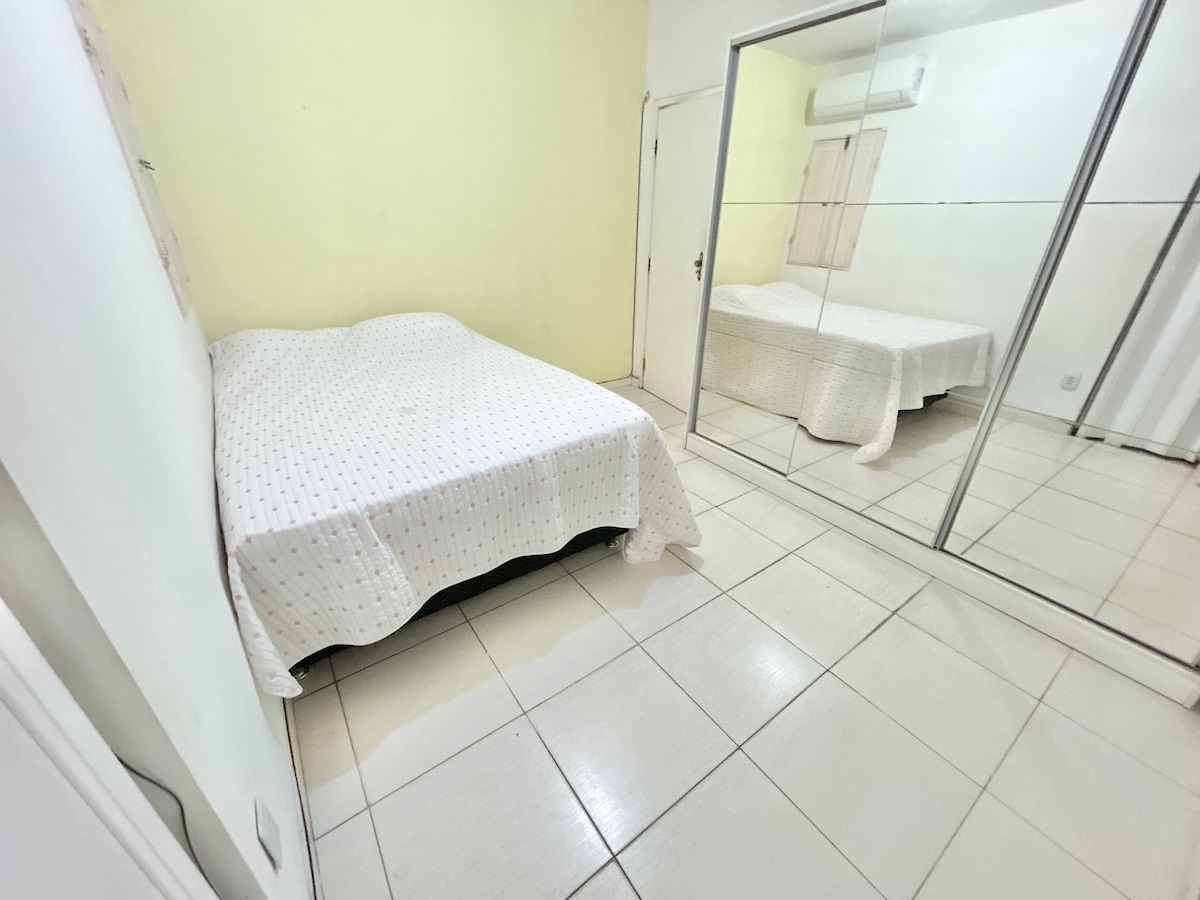 Maison de plain-pied à l'embouchure de la rivière près du bord de mer ...