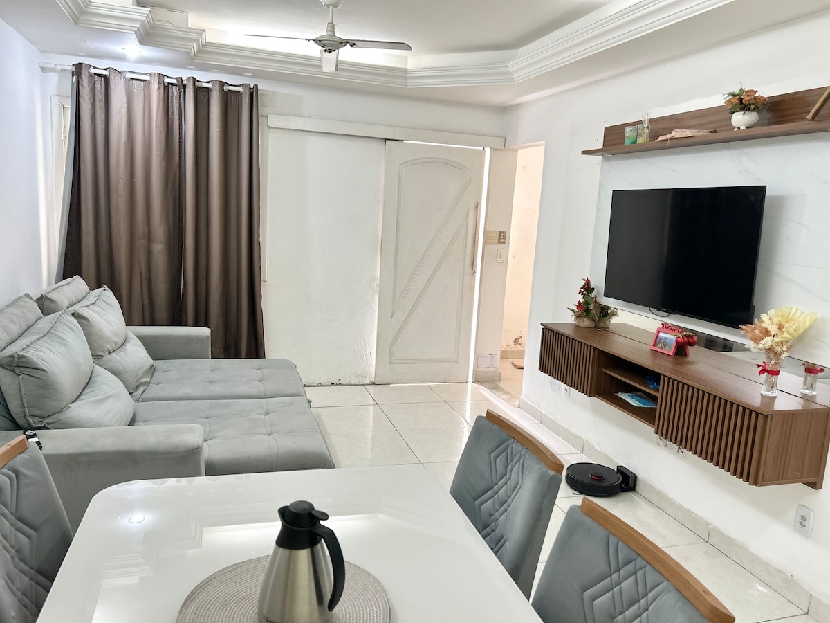 Maison de plain-pied à l'embouchure de la rivière près du bord de mer ...