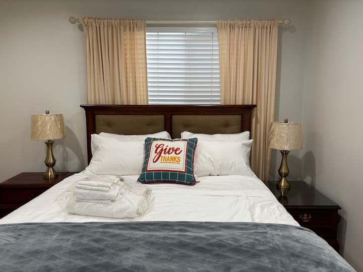 Alhambra 獨立單位Unit有庭院临近市中心購物廣場电影院公交車方便快捷免费停车一车位 - Alhambra