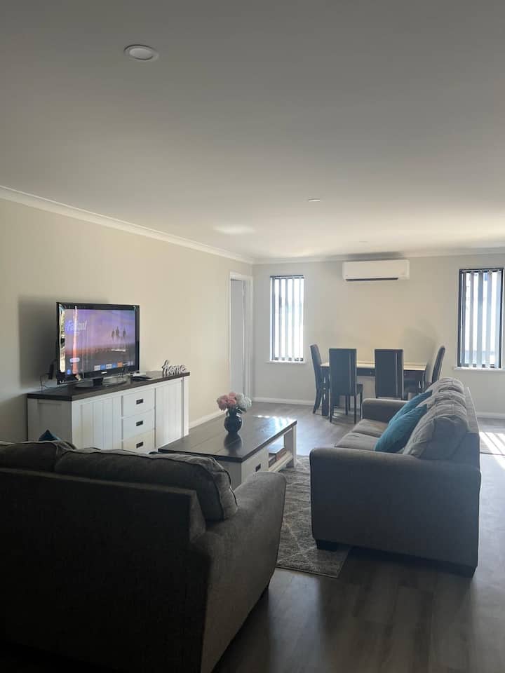 Modern Home In Quiet Albany Area - Albany