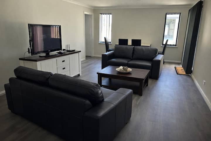 Modern Home In Quiet Albany Area - Albany