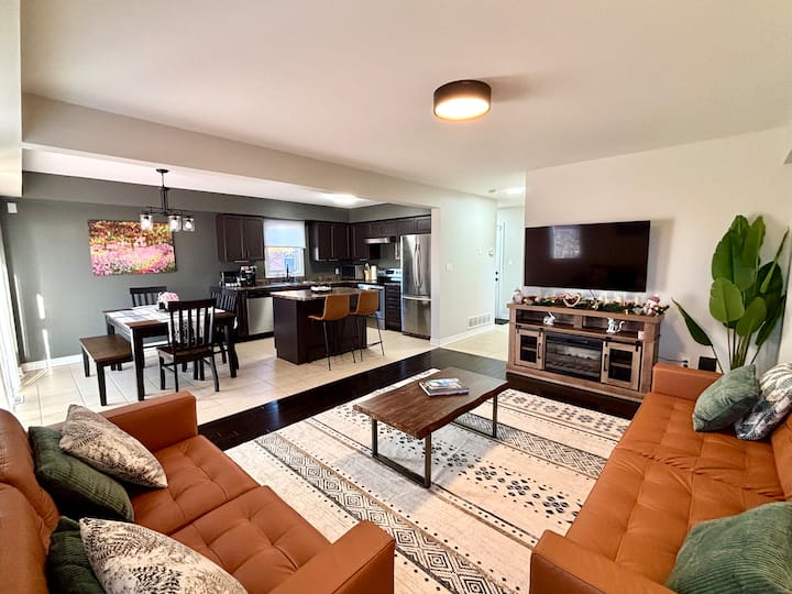 Walk To Convention Centre! 5 Min To Falls & More! - Niagara Falls