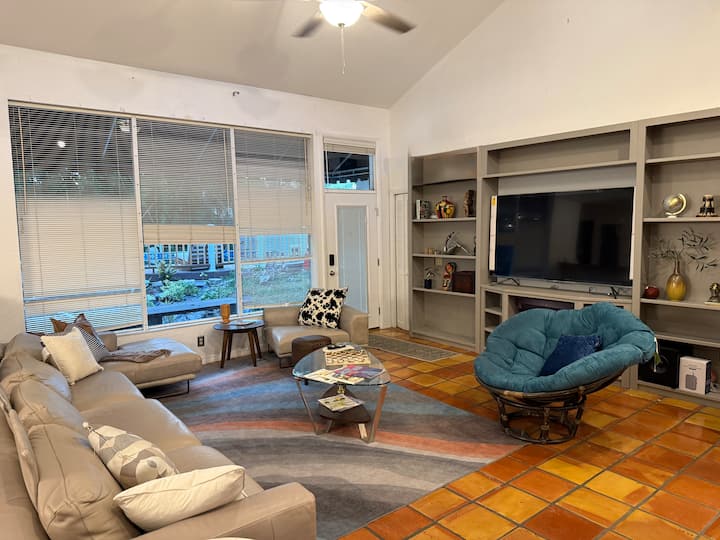 Lovely Lakehouse Oasis Pool, Hottub Plunge & Loft - Lakeland, FL