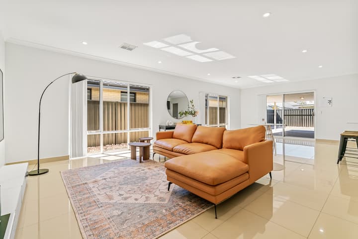 Modern Family Home With Treadmill & Workspace - Perth