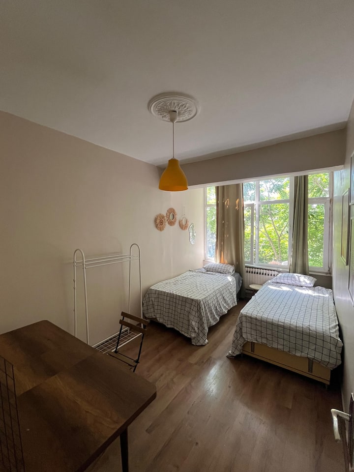 Merkezi Konumda Sakin Geniş Oda - Istanbul