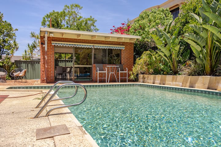 Luxury Family Retreat | River Views & Pool - Victoria Park