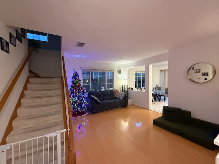 Spacious & Peaceful Home Steps From Levi’s Stadium - Santa Clara, CA