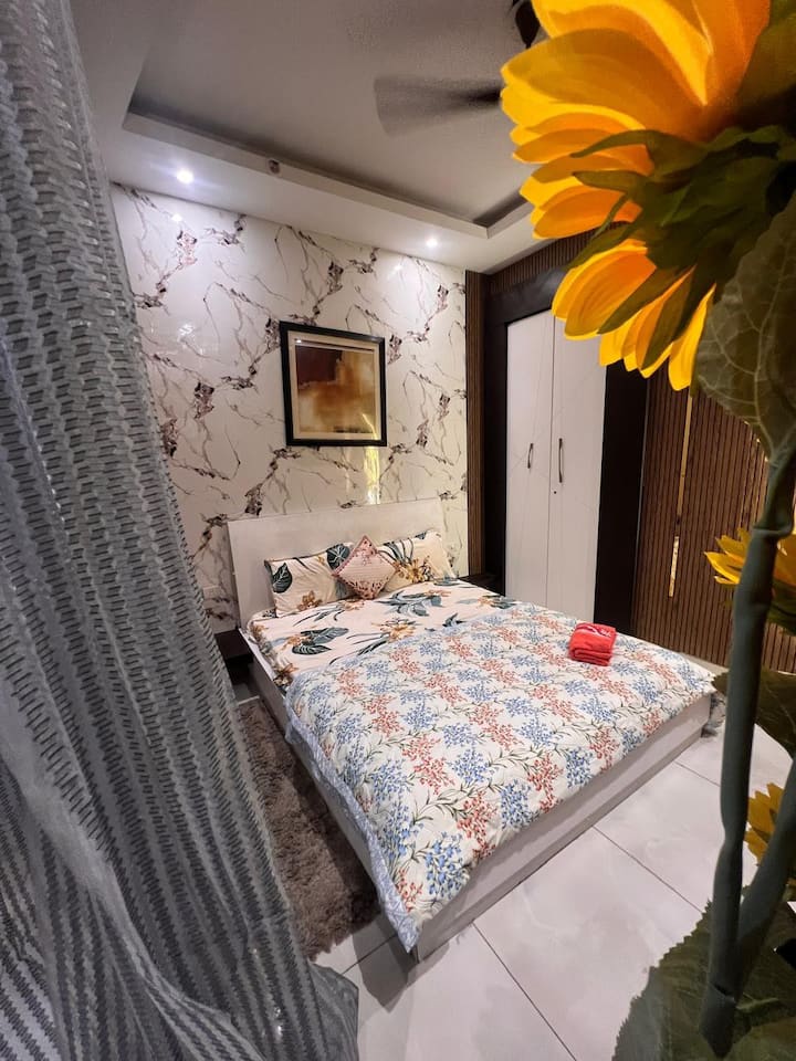 Work-friendly|near Metro|fast Wi-fi| Peaceful Stay - Noida