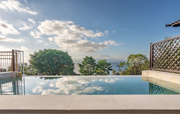 Stylish Villa Overlooking The Sea And Volcano - Avustralya