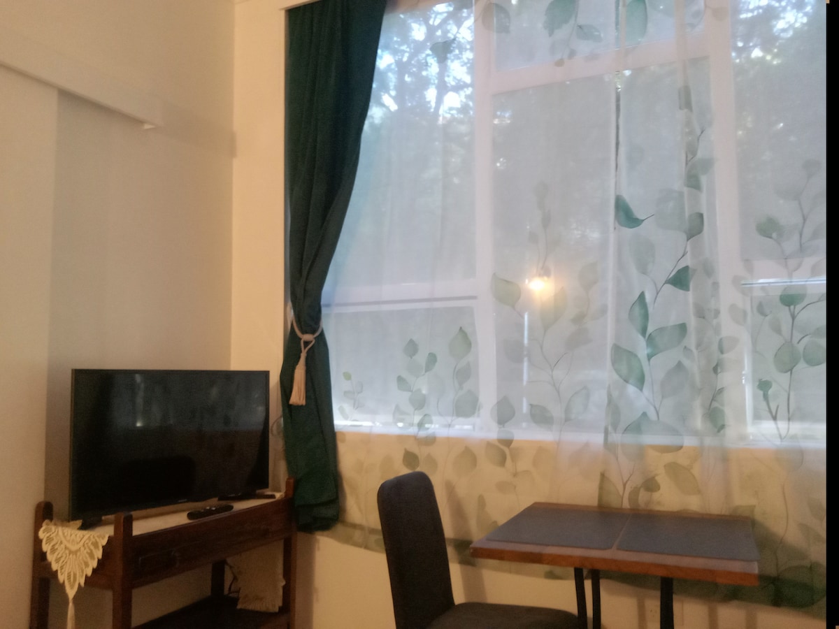 Vue sur le port de la ville depuis le toit, à deux pas de l'eau et de ...