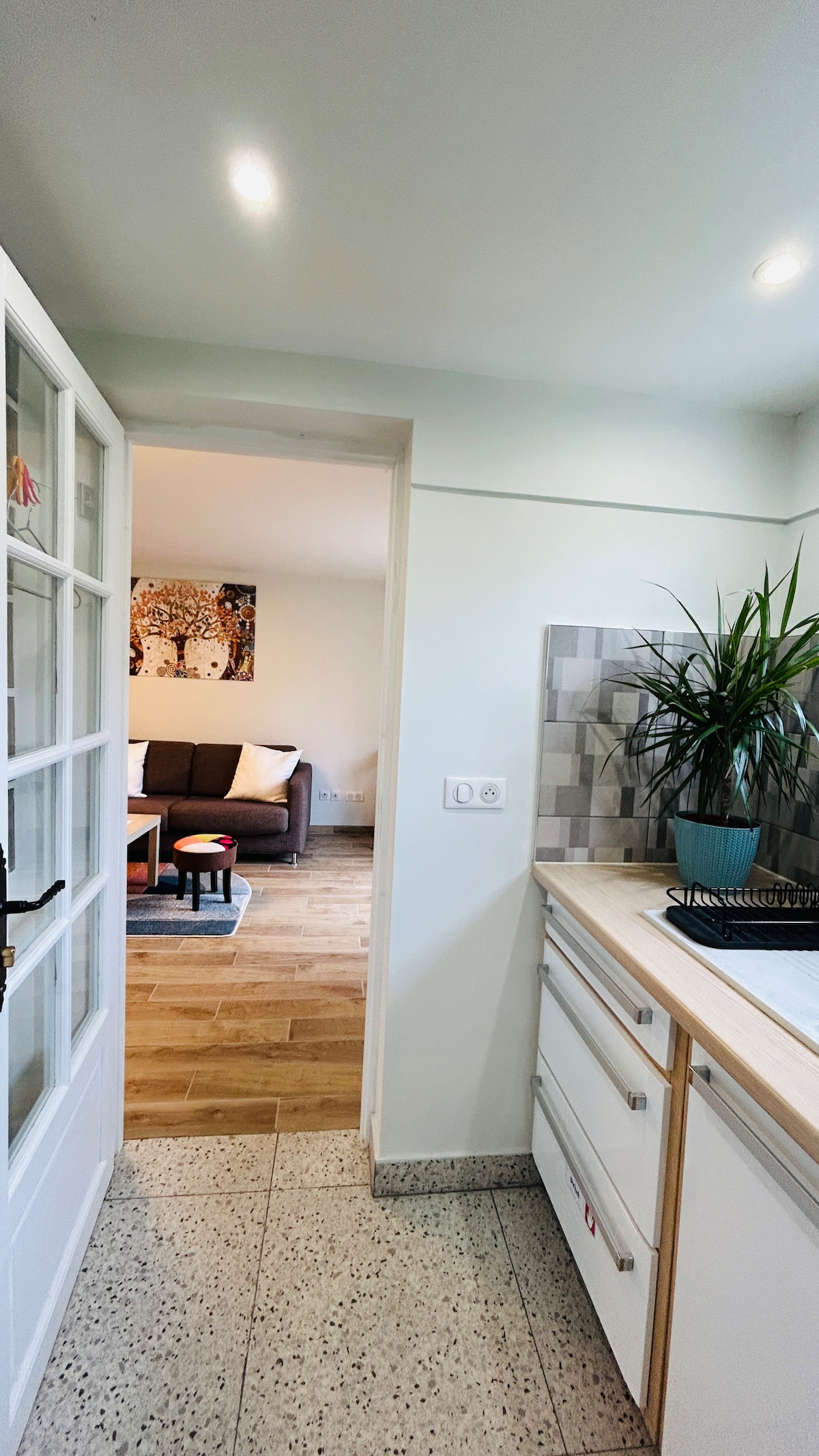 Ruhiges Zimmer mit eigenem Bad und eigener Küche - Häuser zur Miete in ...